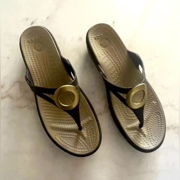 CROCS | Shoes | Crocs Sanrah Women 9 Gold Matte Circle Ring Wedge ...